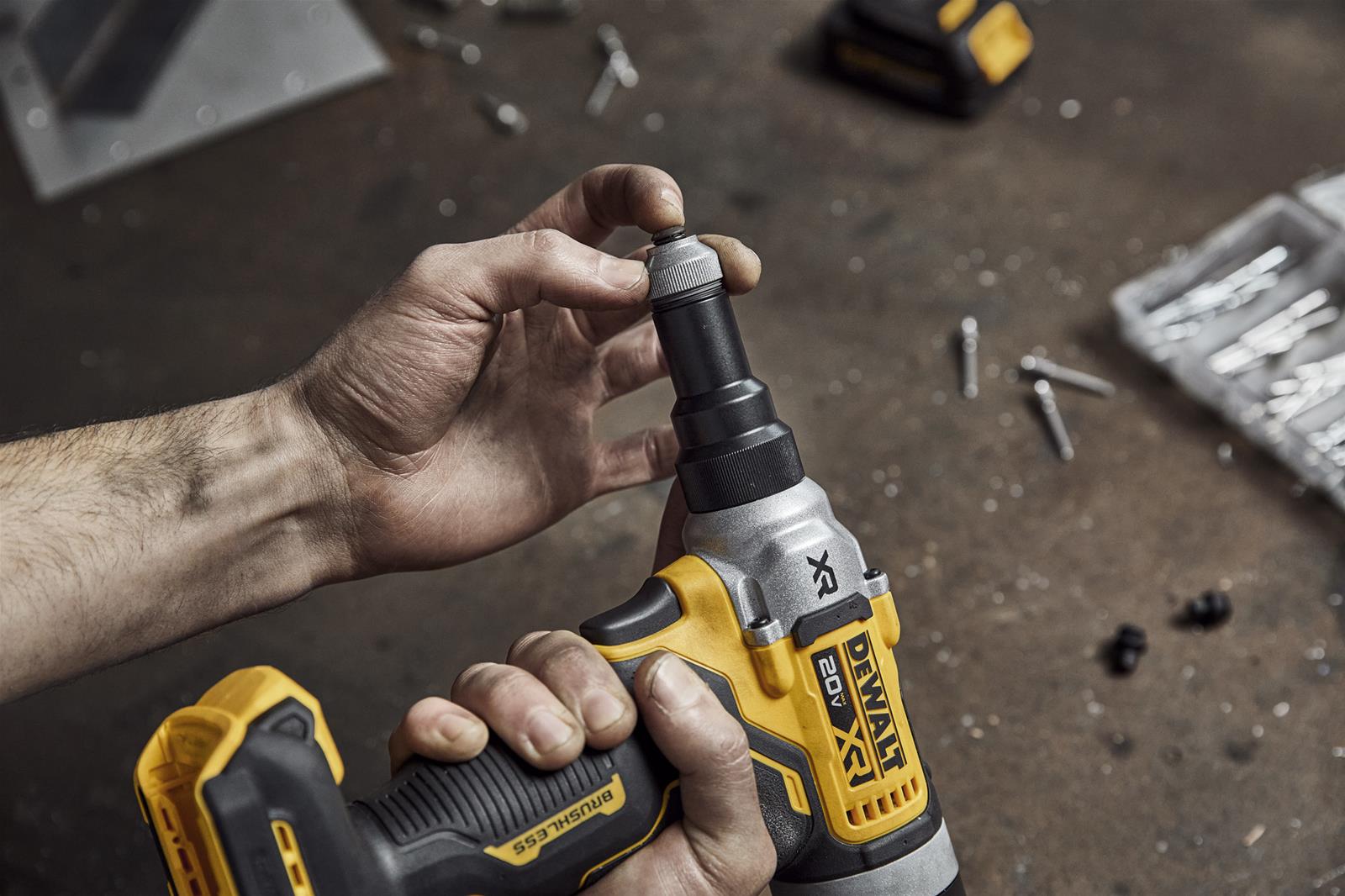 Dewalt DCF414GE2 Dewalt 20 V MAX XR Brushless Cordless 1/4 in. Rivet ...